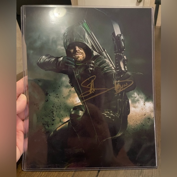 DC Comics | Other | Dc Green Arrow Stephen Amell Autographed 8x Photo | Poshmark